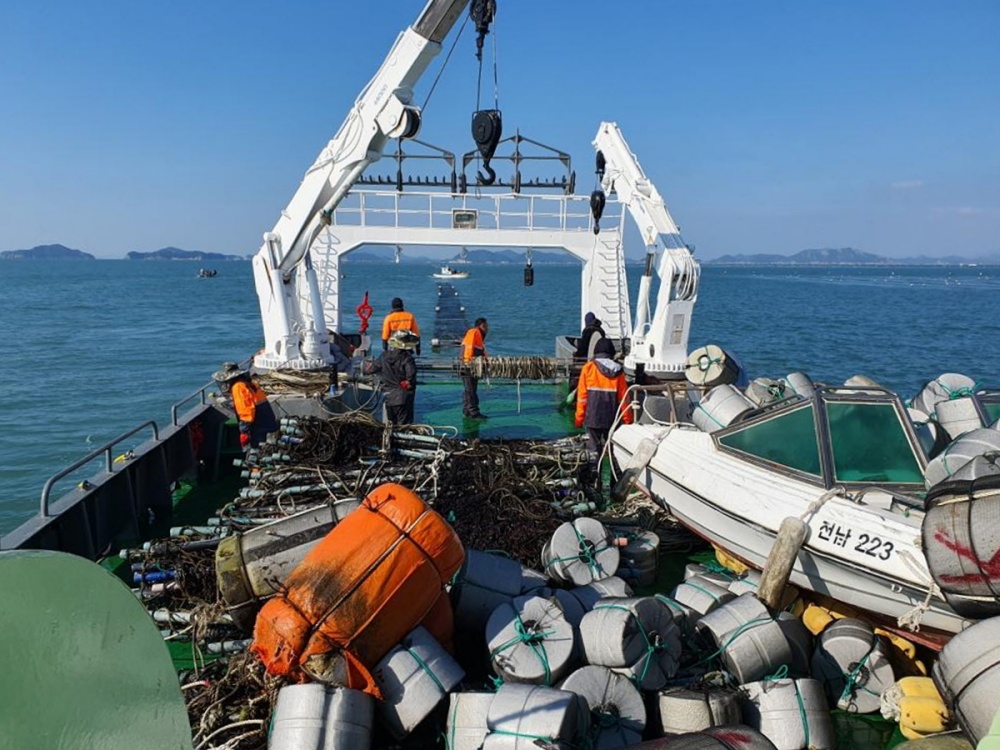 해상경계 침범... 불법 김양식시설물 철거 총력