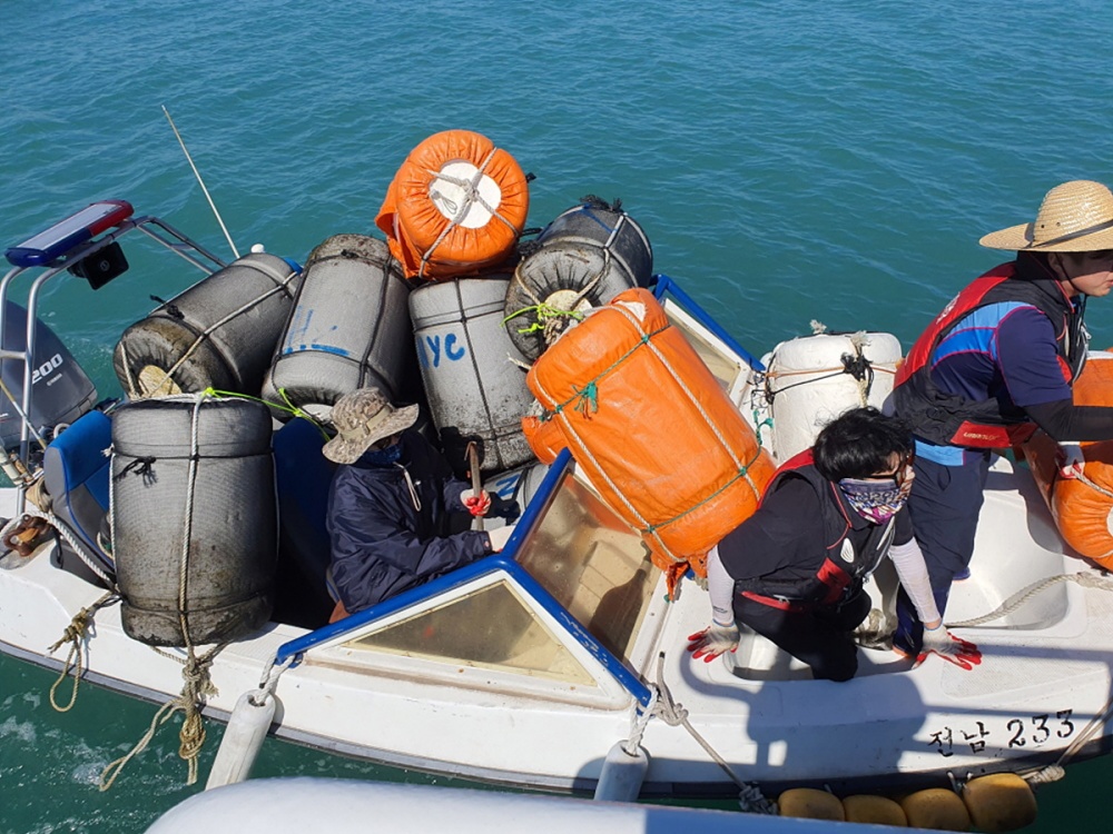 해상경계 침범... 불법 김양식시설물 철거 총력